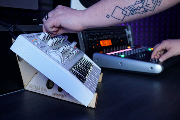SPIKE XL | tabletop synth stand – Cremacaffè Design